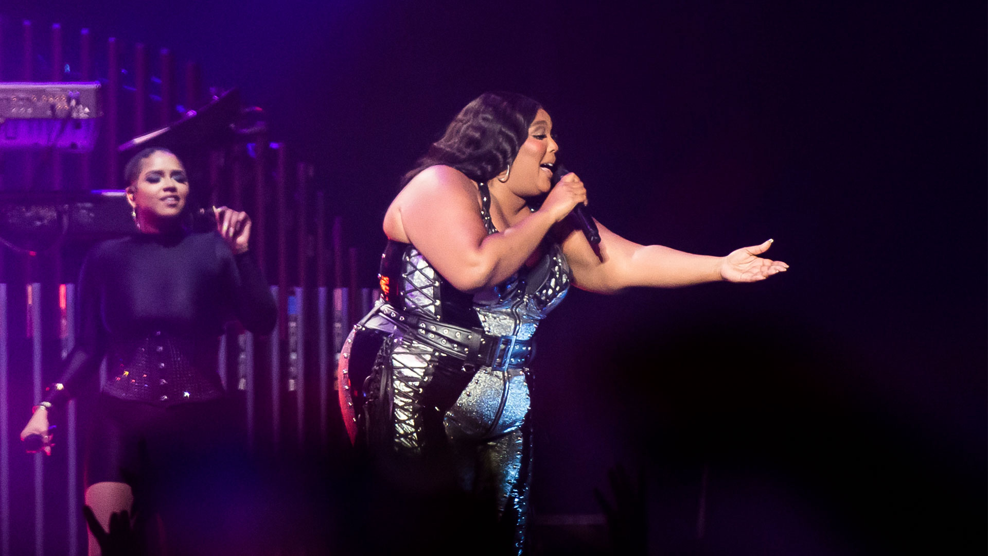 Lizzo KILLS Her Melbourne Show, Reacting Iconically To Lighting Glitch